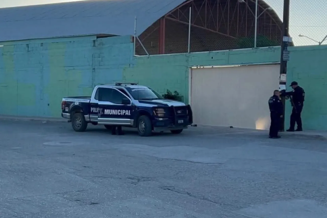 Dejan corona fúnebre con mensaje amenazante al exterior de Secundaria 64