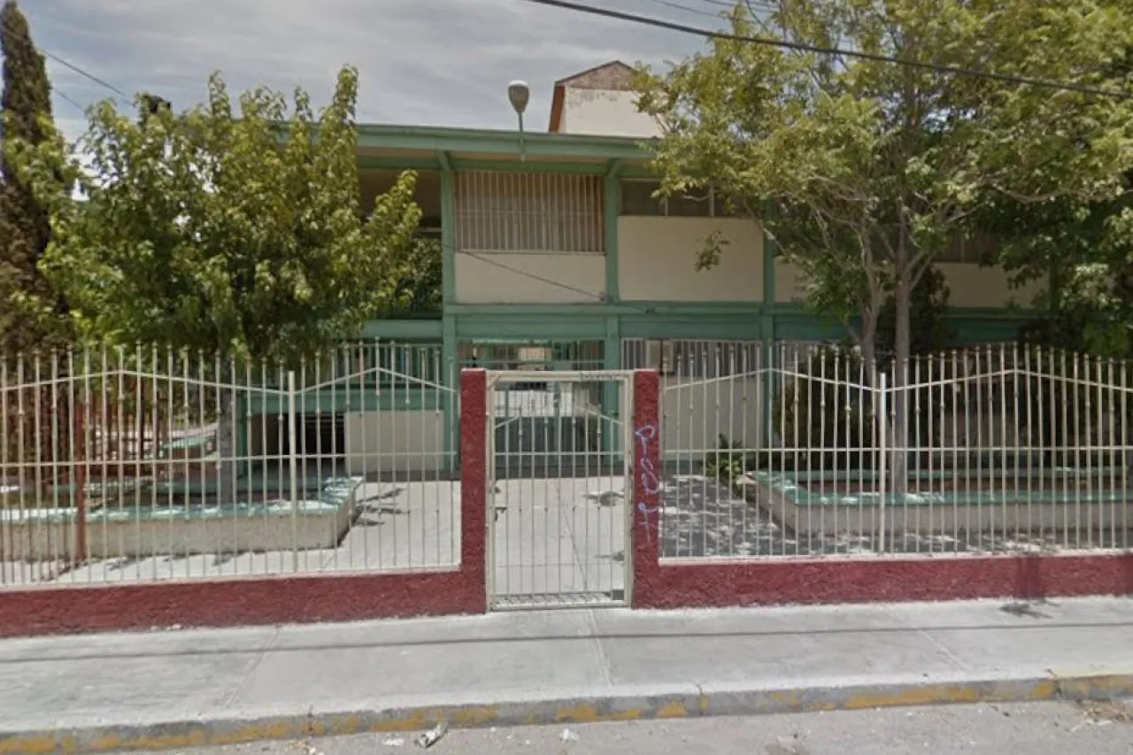 Refuerzan vigilancia en Técnica 64 tras localizar corona fúnebre