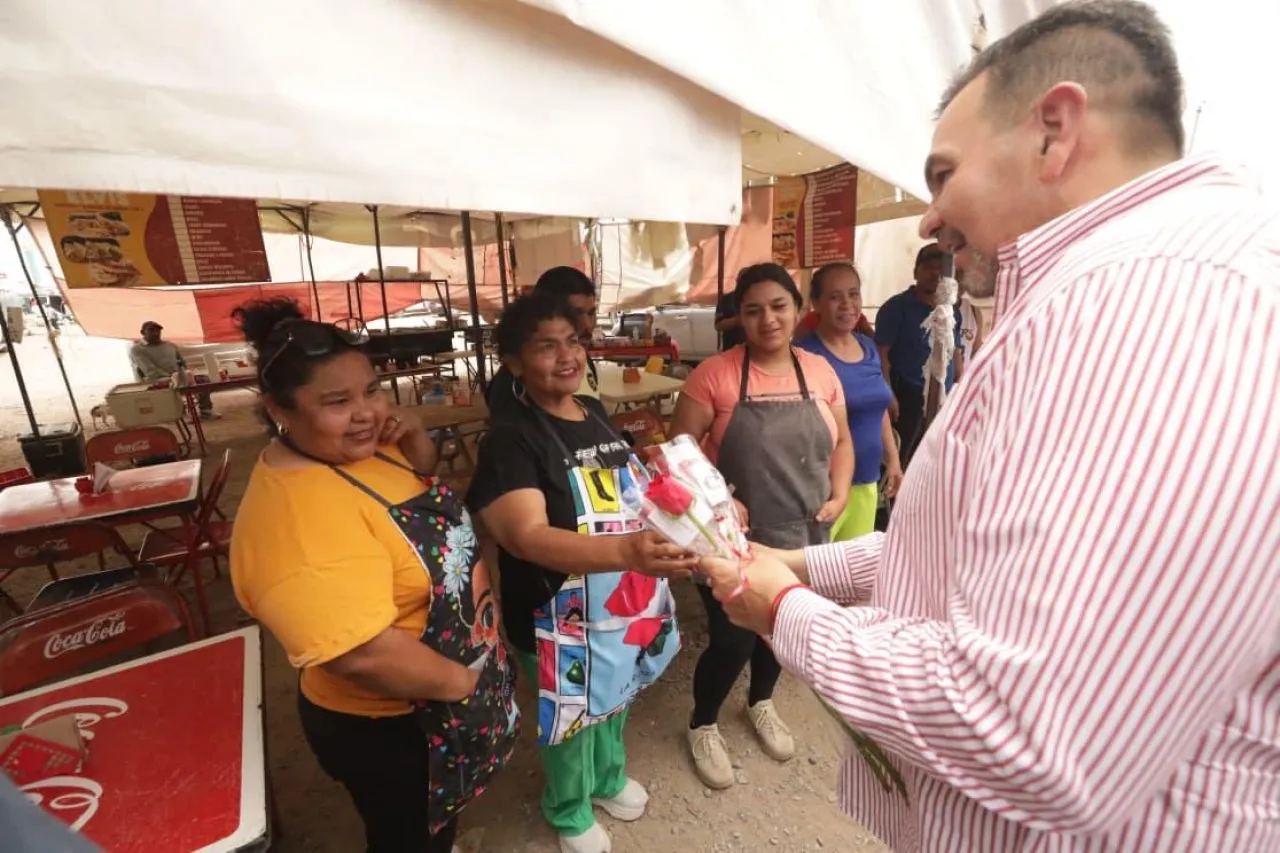 Entrega alcalde Cruz Pérez Cuéllar 20 mil rosas a mamás en cruceros
