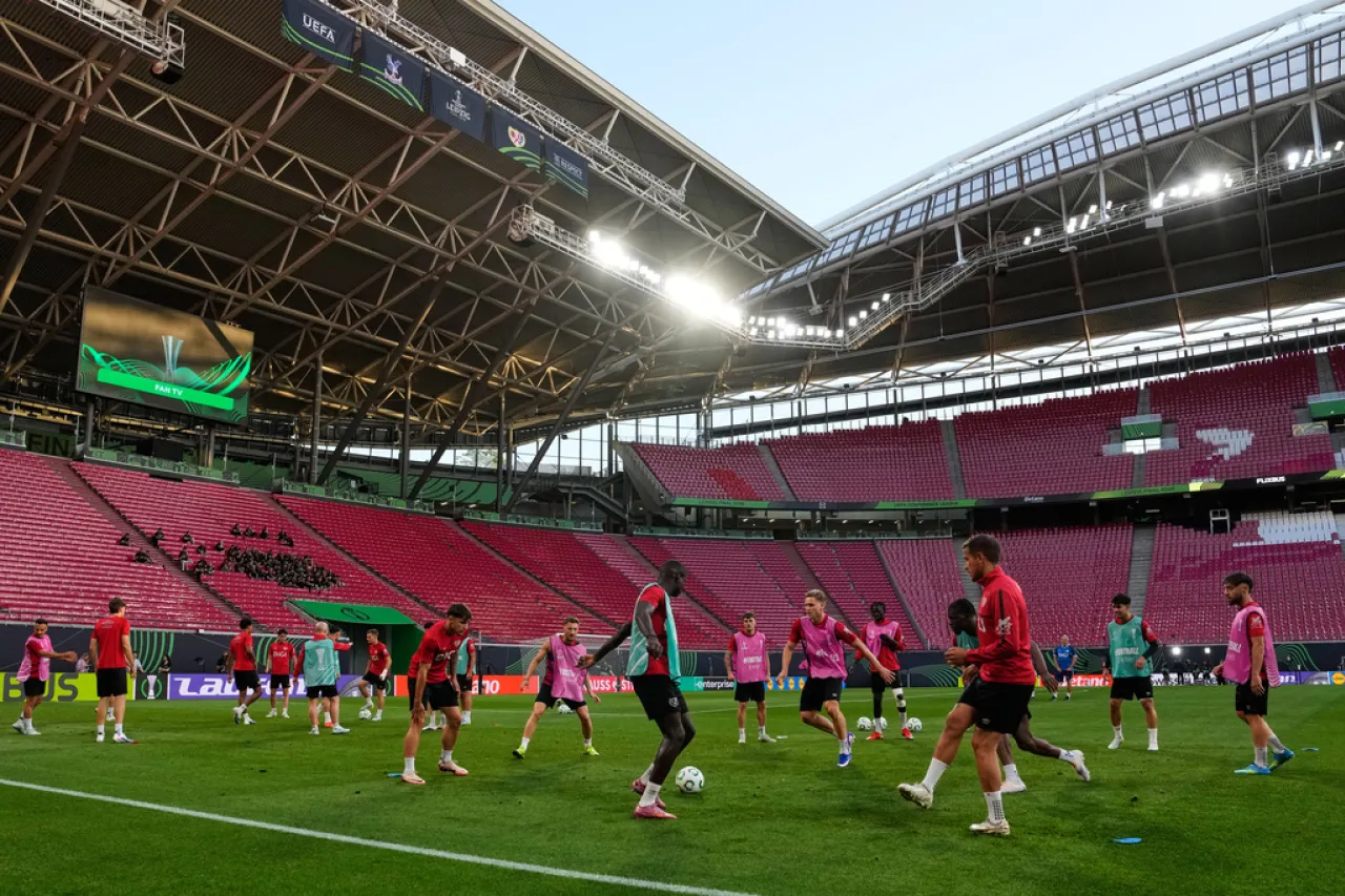 Aficionados de Crystal Palace y Rayo Vallecano se enfrentan en Leipzig