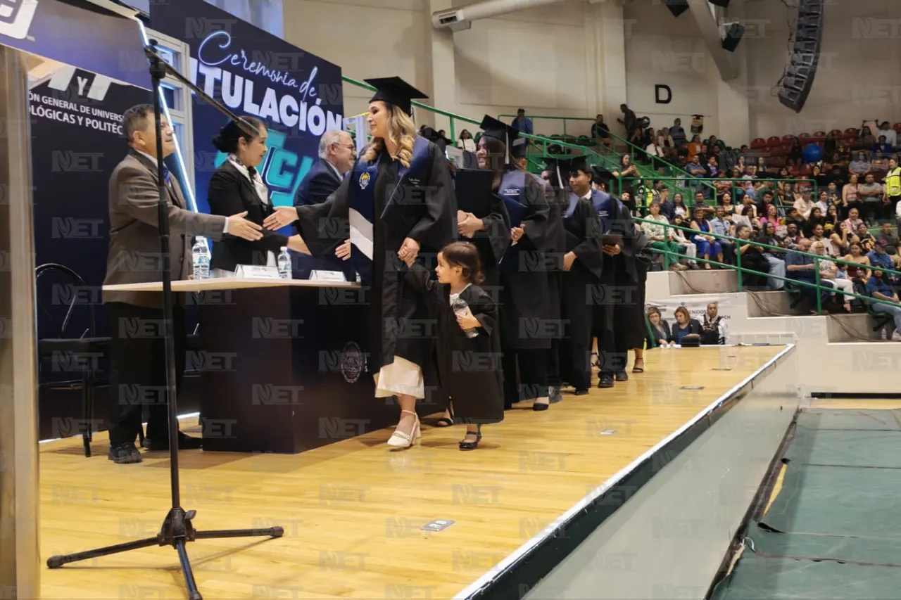 Obtienen madres estudiantes de la UTCJ su título profesional