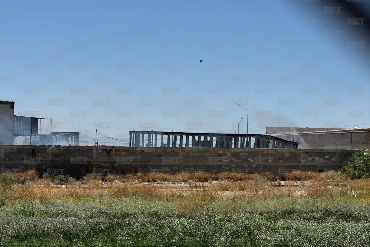Consume fuego dos cajas de tráiler de abarrotera Merza en Juárez