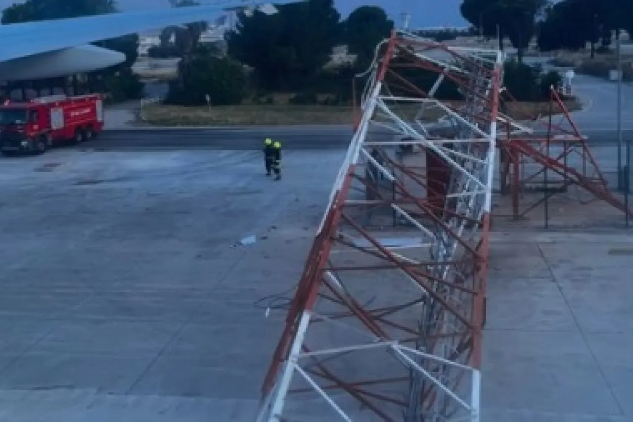 Choca avión de Turkish Airlines contra antena de radar en Antalya