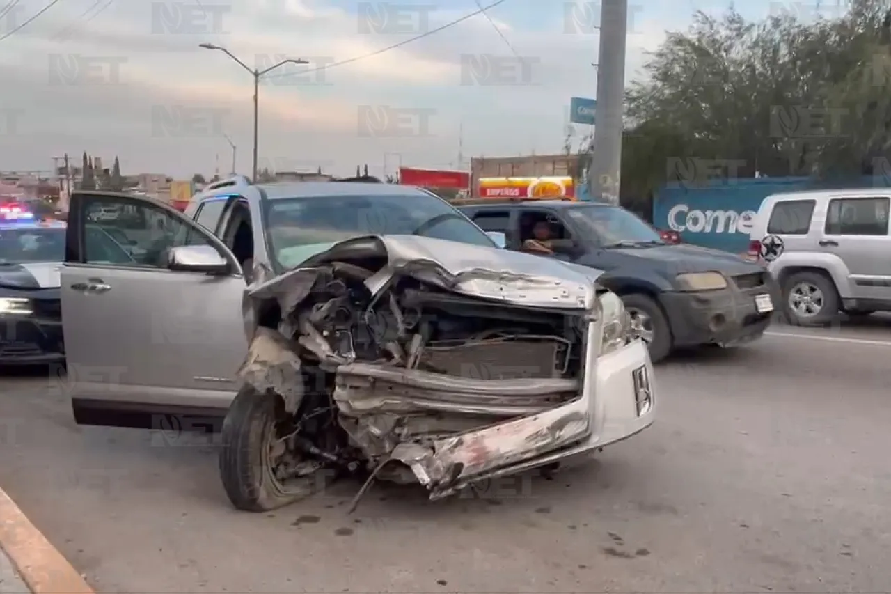 Chocan tres vehículos y provocan caos vial en División del Norte